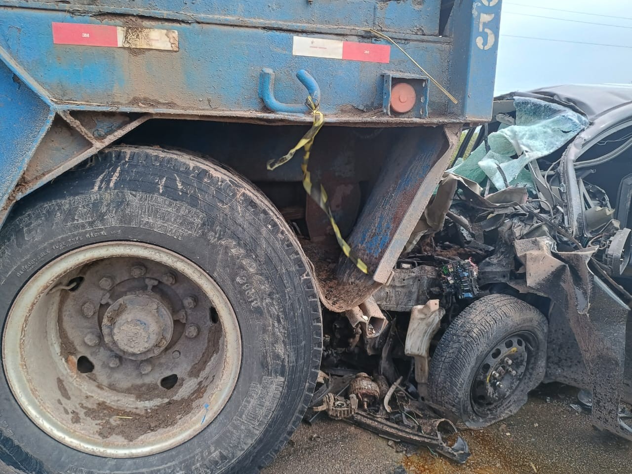 Motorista morre após bater carro na traseira de caminhão, na BR-230, em Santa Rita