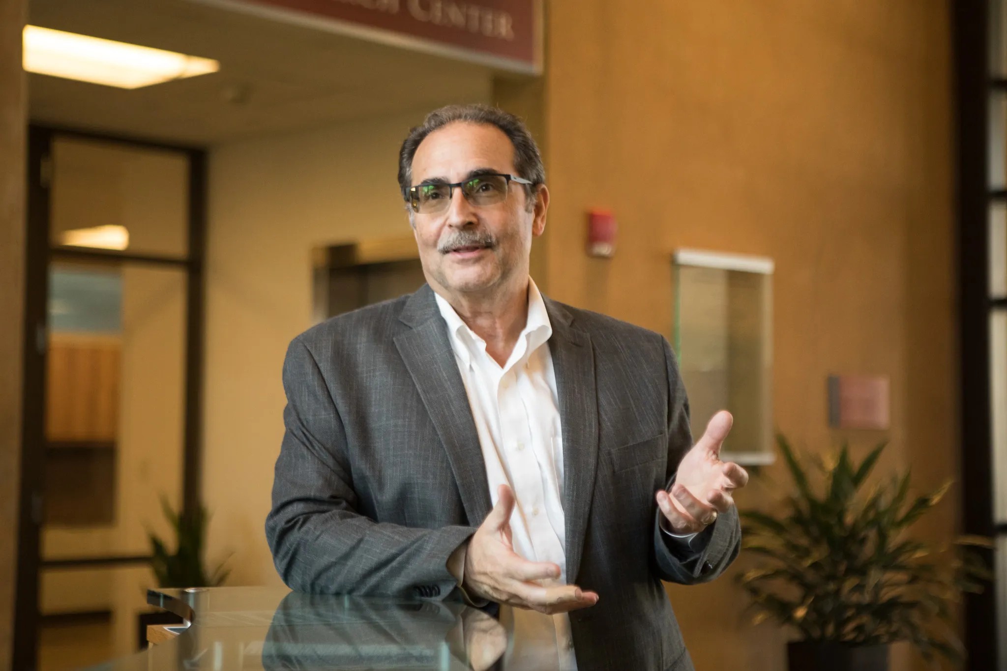 Médico utiliza o próprio câncer para explicar sua relação com doenças ...