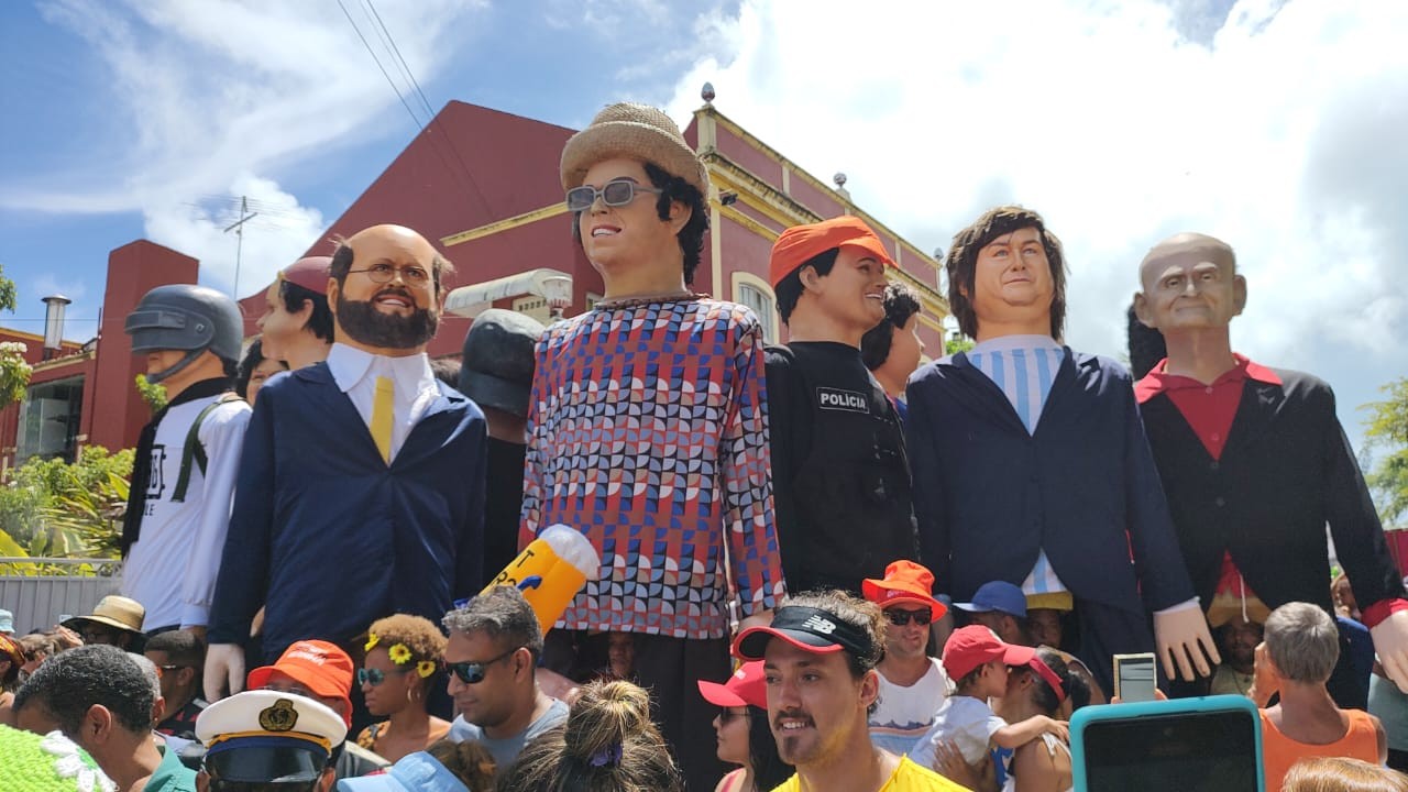 FOTOS: Whindersson Nunes ganha boneco gigante no tradicional desfile em ...