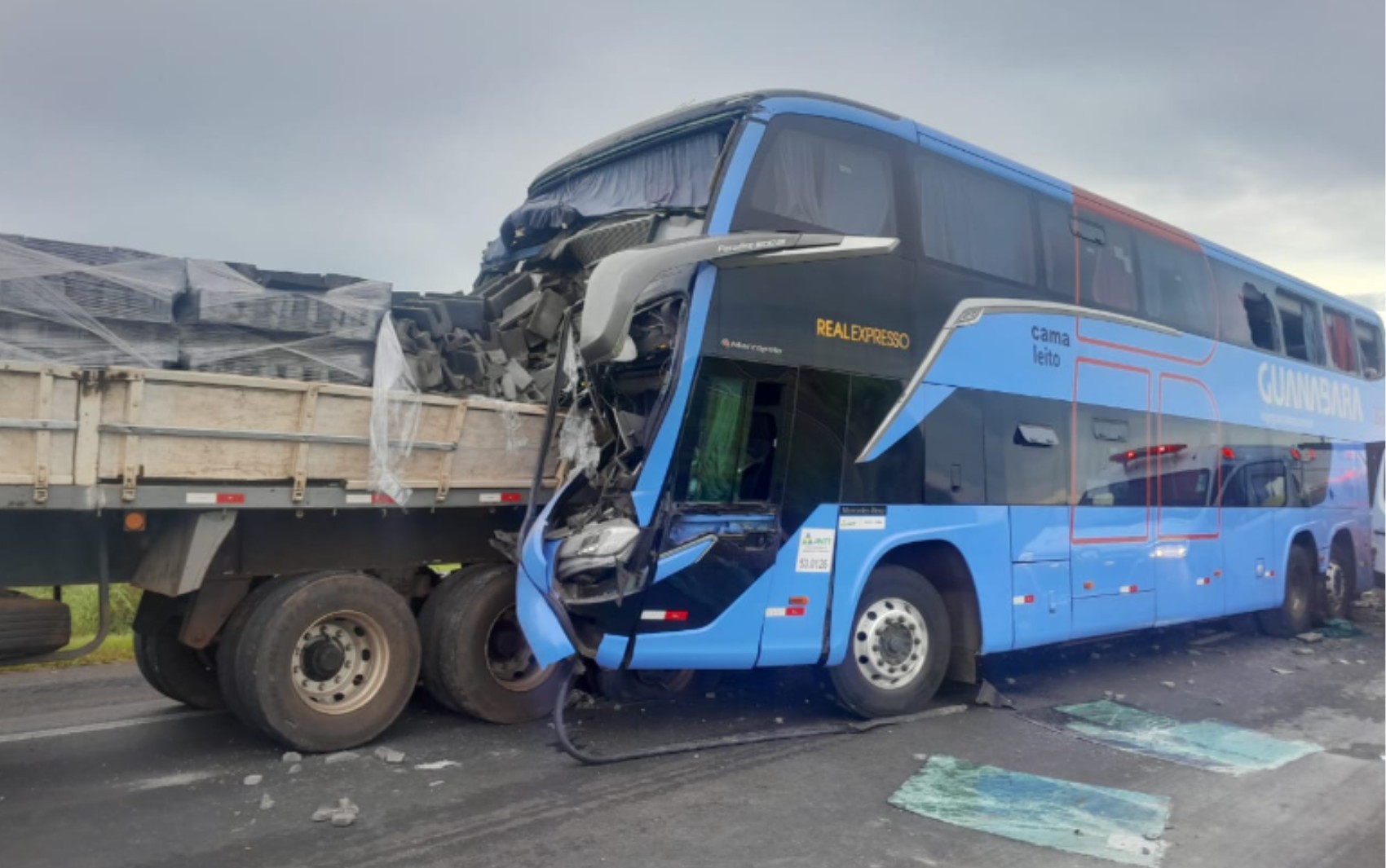 Batida entre ônibus e caminhão carregado com blocos de concreto deixa 15 feridos em Guará, SP