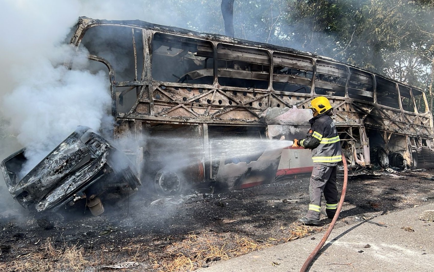 Acidente entre dois carros e um ônibus mata pelo menos três pessoas, em ...