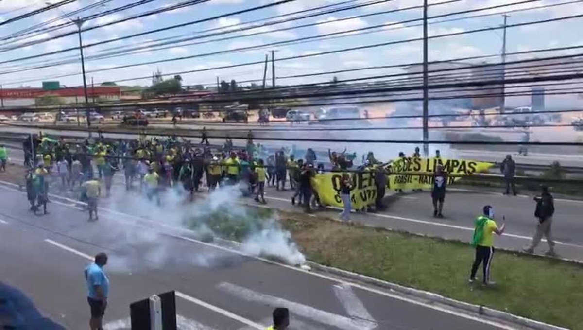 Com bombas de efeito moral, tropa de choque da PRF encerra bloqueio na ...