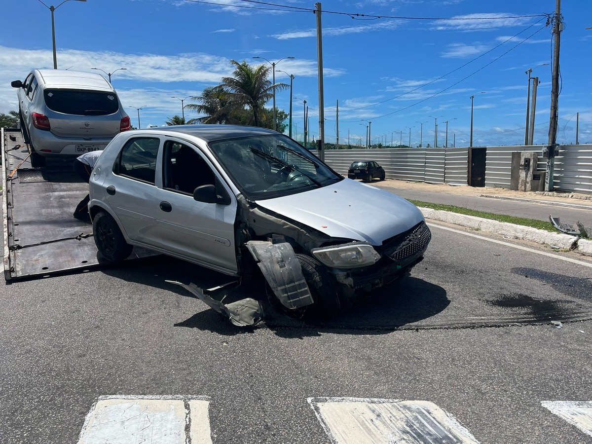Carro bate em poste no acesso à Ponte Newton Navarro e polícia flagra motorista embriagado em ...