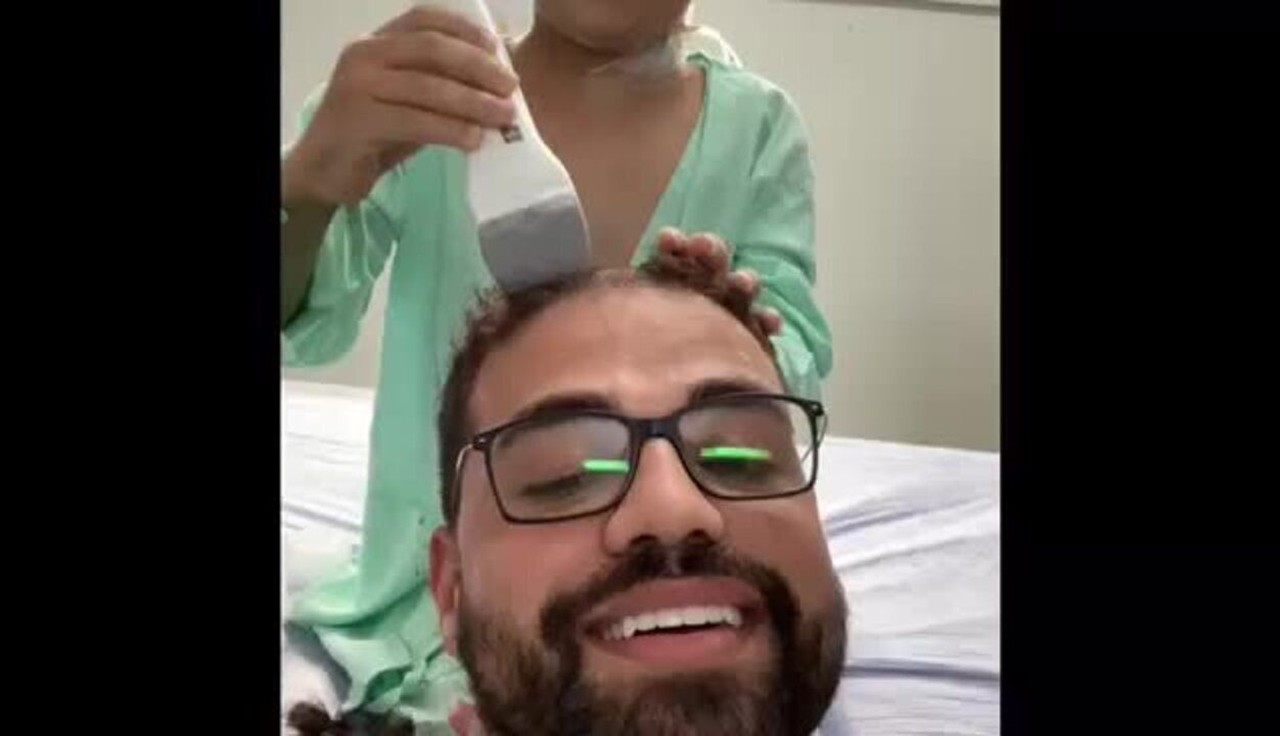 Menino de 8 anos raspa cabelo de médico após passar por cirurgia para ...