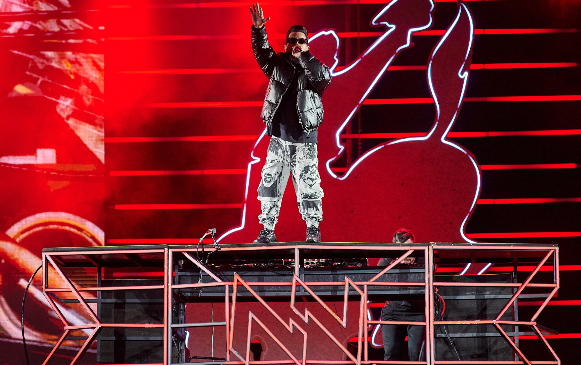 Sob chuva, Dennis Dj capricha no batidão do funk para amanhecer na ...