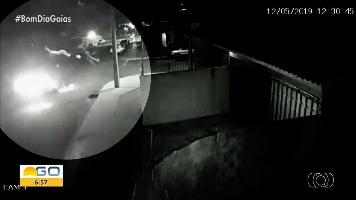 Garupa de moto morre após bater contra caminhonete e ser arremessado em Mineiros; vídeo ...