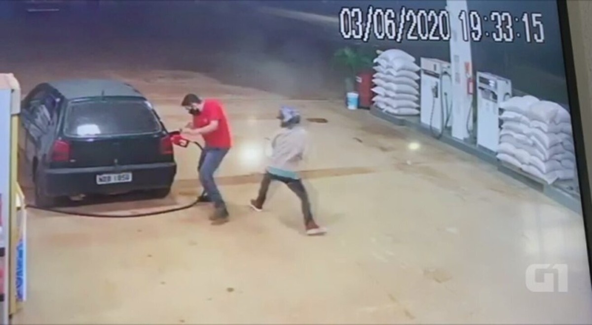 Policial penal que abastecia carro em posto reage a assalto e atira em criminoso no AC; veja ...