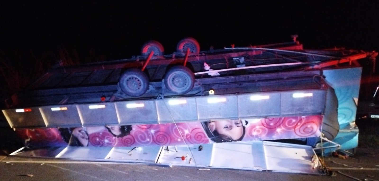 Motorista inabilitado dorme ao volante e trailer fica com as rodas para ...