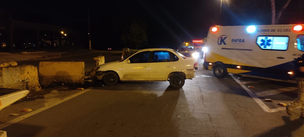 Motorista fica ferido após bater carro em bloco de concreto na Lúcio ...