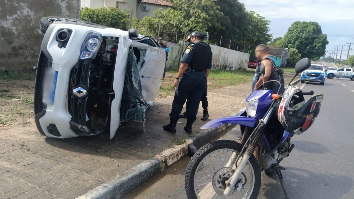 Motorista e passageira ficam presos às ferragens de carro após capotamento em Boa Vista ...