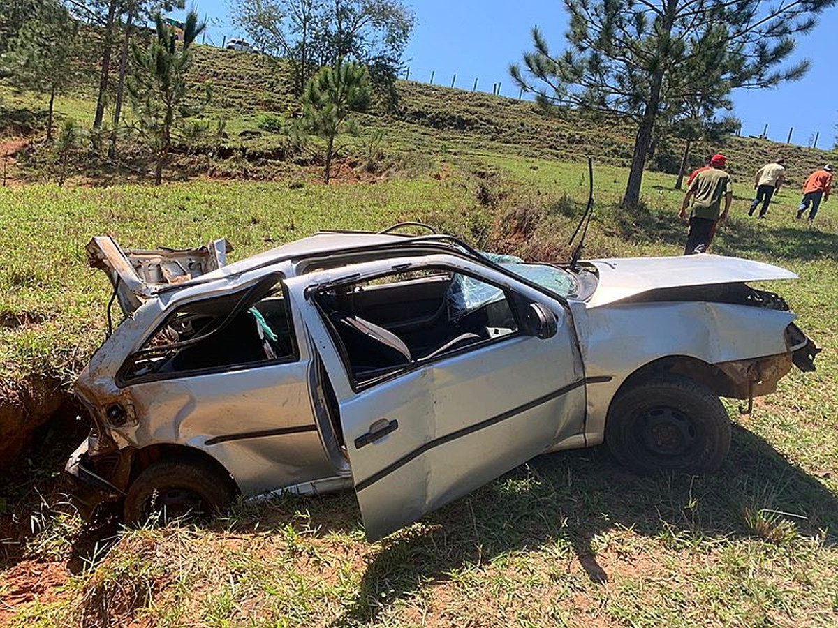 Homem fica gravemente ferido após capotar veículo em Barão de Antonina | Itapetininga e Região | G1