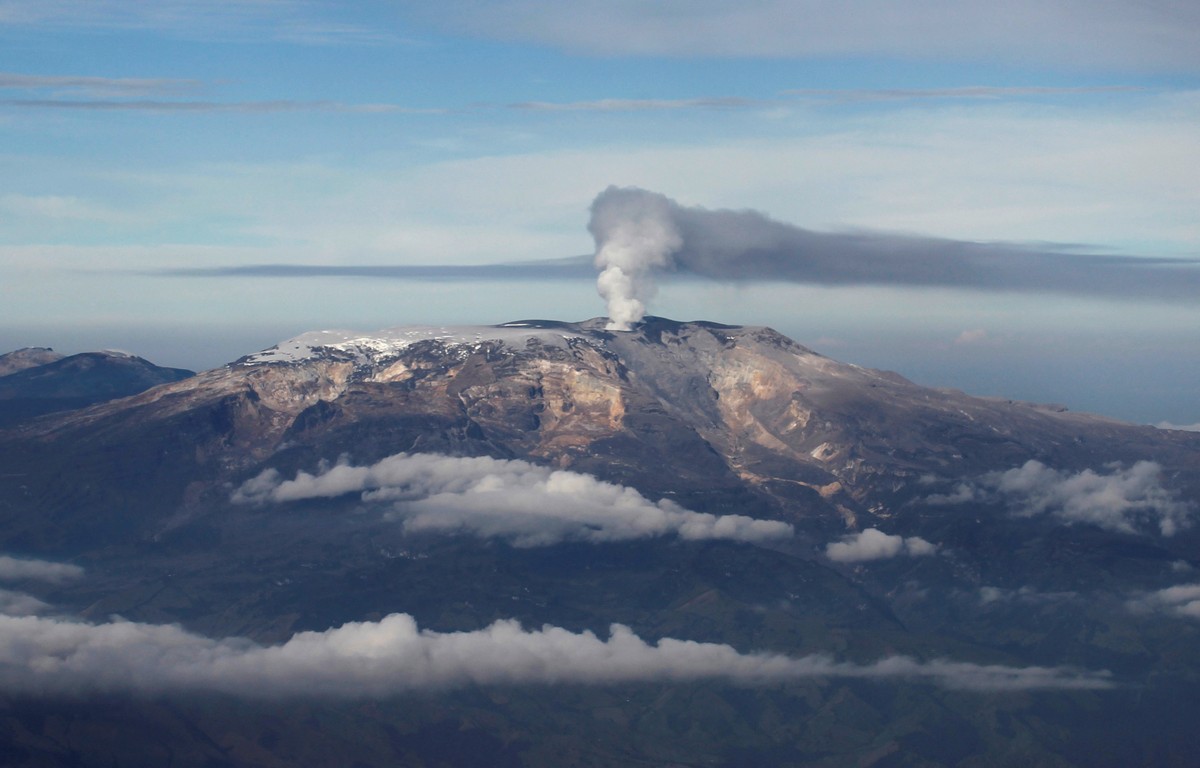 Vulcão na Colômbia volta à atividade, e governo vê risco de erupção ...