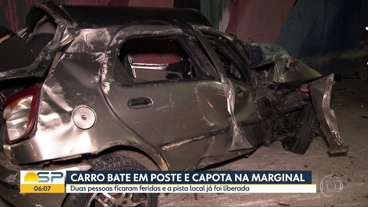 Carro bate em poste, capota e duas pessoas ficam feridas na Marginal Pinheiros | São Paulo | G1