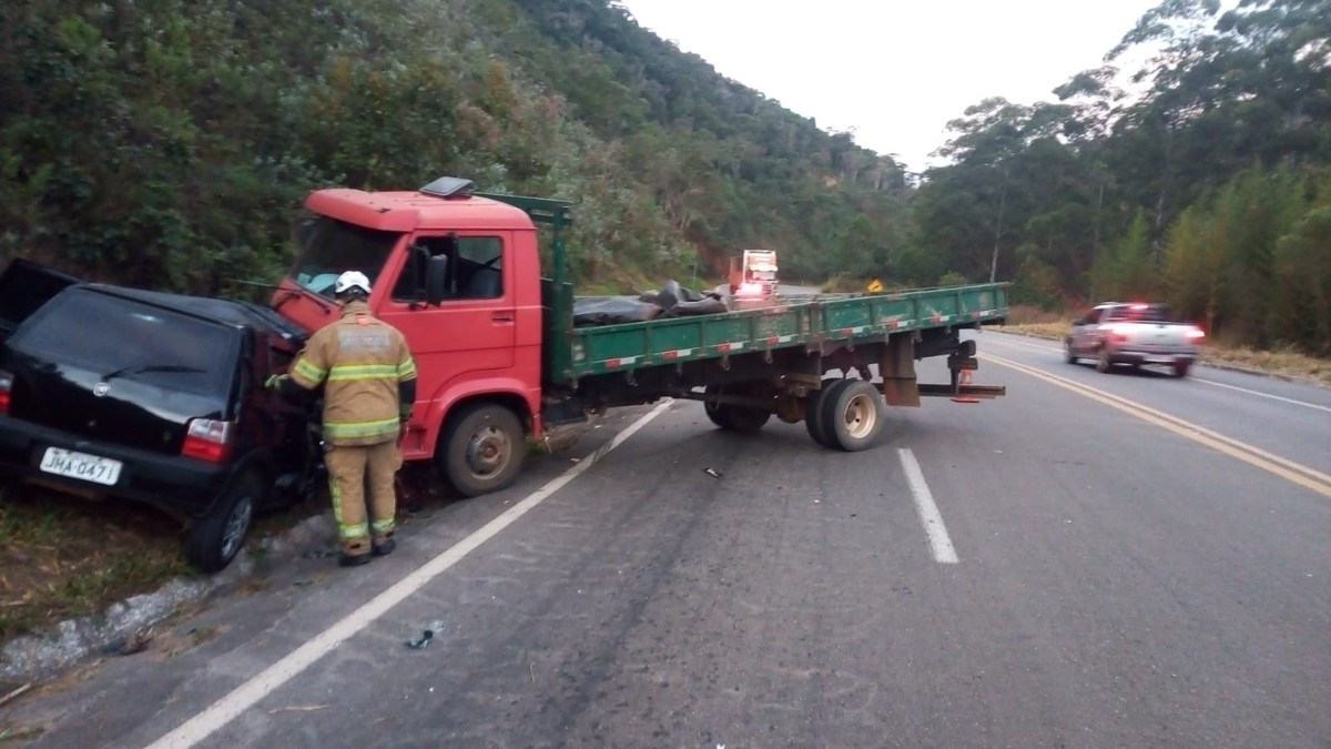 Batida de frente entre carro e caminhão deixa passageira morta e motorista ferido na BR-267 ...