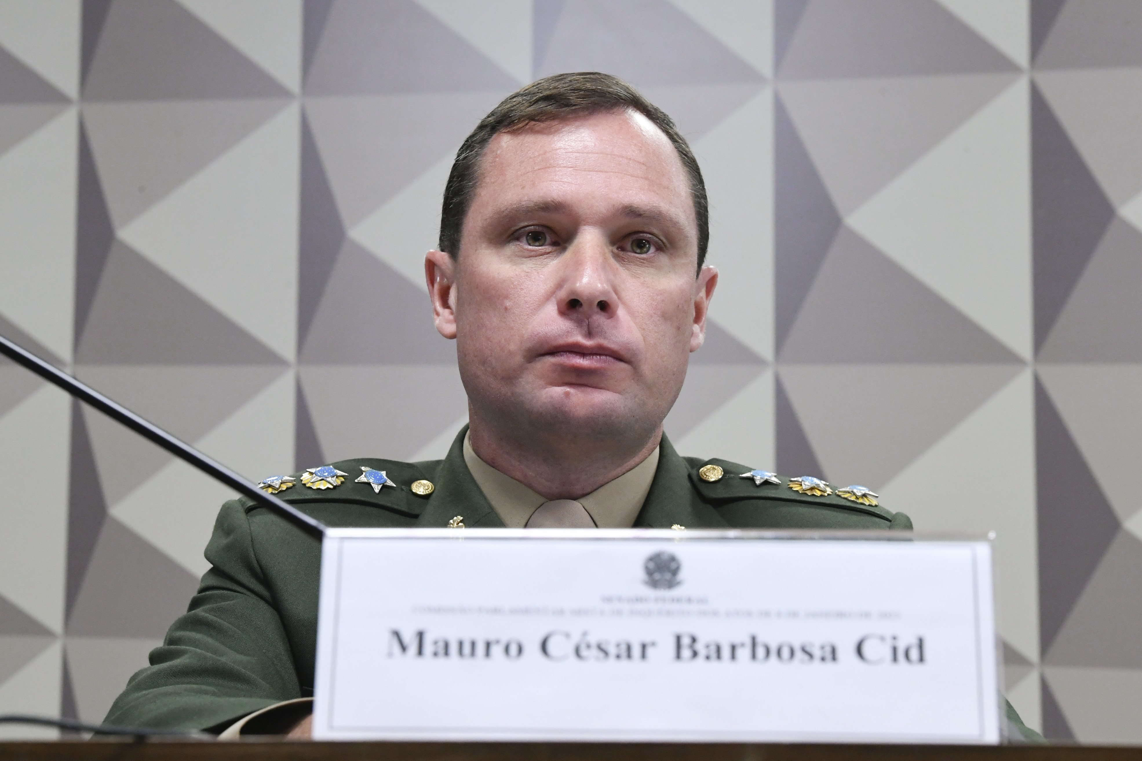 Exército cumpre decisão de Moraes e afasta Mauro Cid, que mantém ...