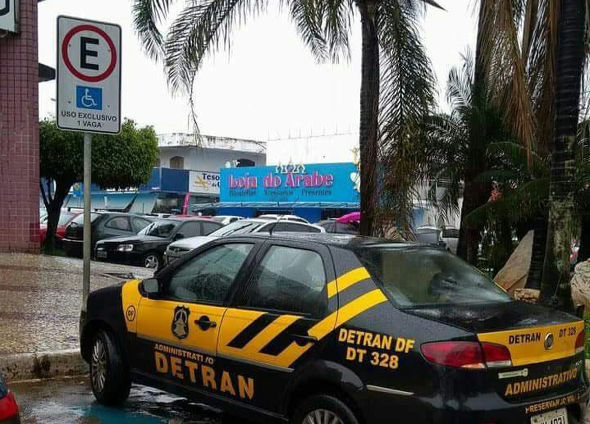Carro do Detran-DF ocupa vaga exclusiva para pessoas com deficiência ...