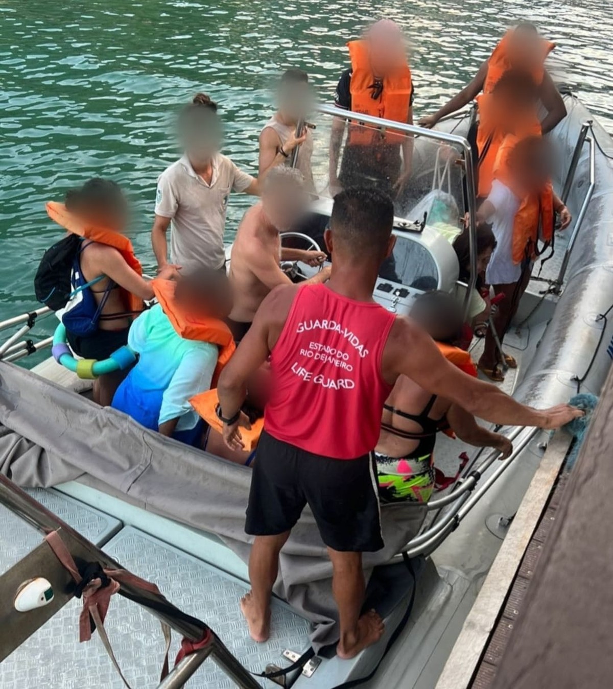 Turistas são resgatados em embarcação à deriva na Ilha Grande, em Angra ...