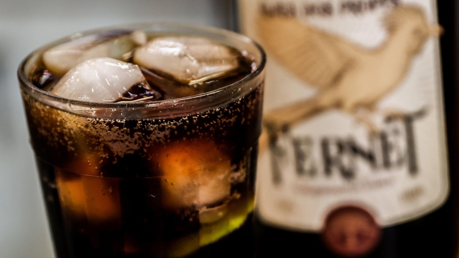 Fernet com Coca vira moda no RS após hit de banda regional | G1