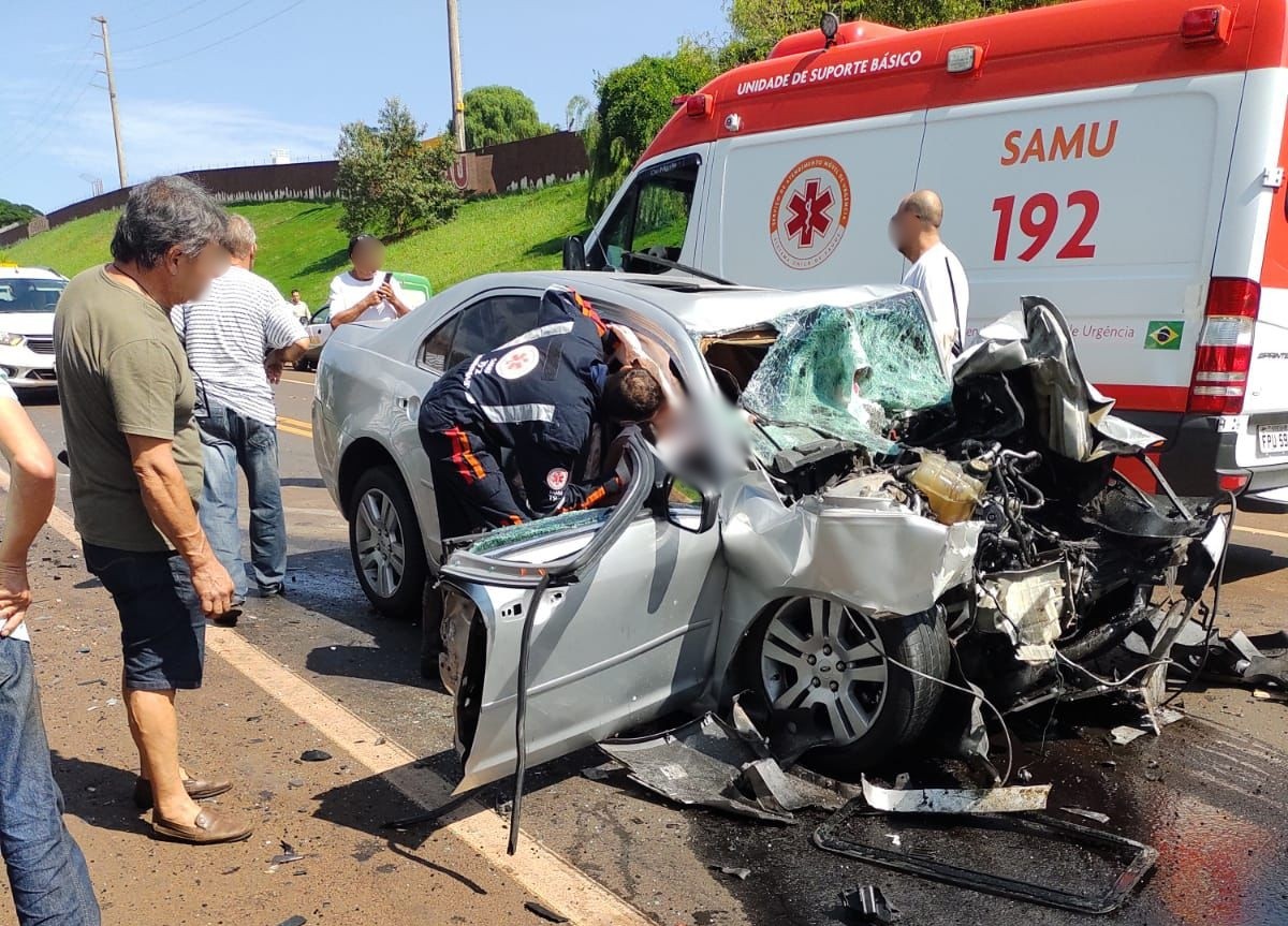 Motorista de carro morre e bois fogem em acidente com caminhão de transporte de gado em ...