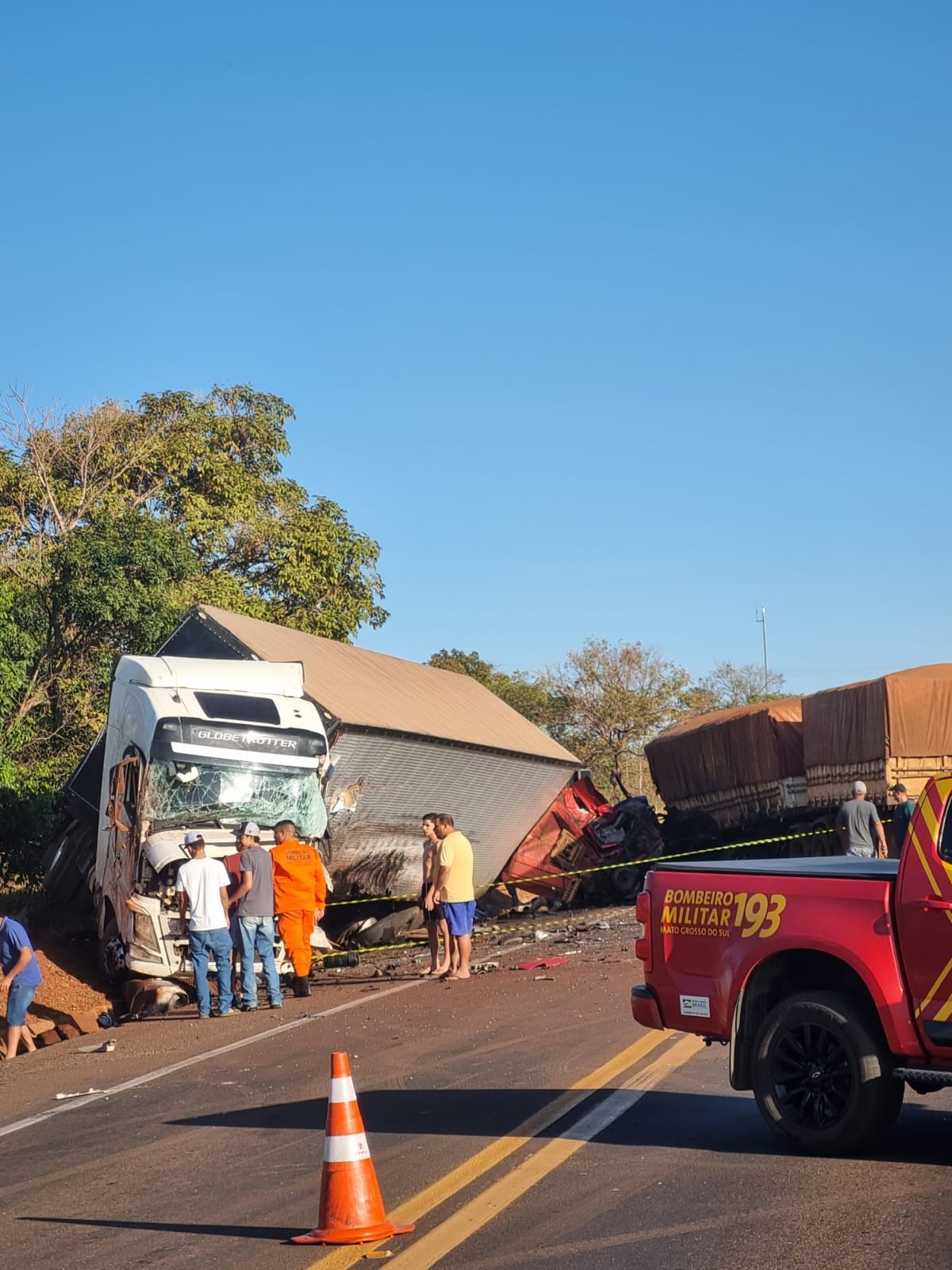 Colisão frontal entre carretas deixa duas pessoas mortas e uma gravemente ferida na BR-163, em ...
