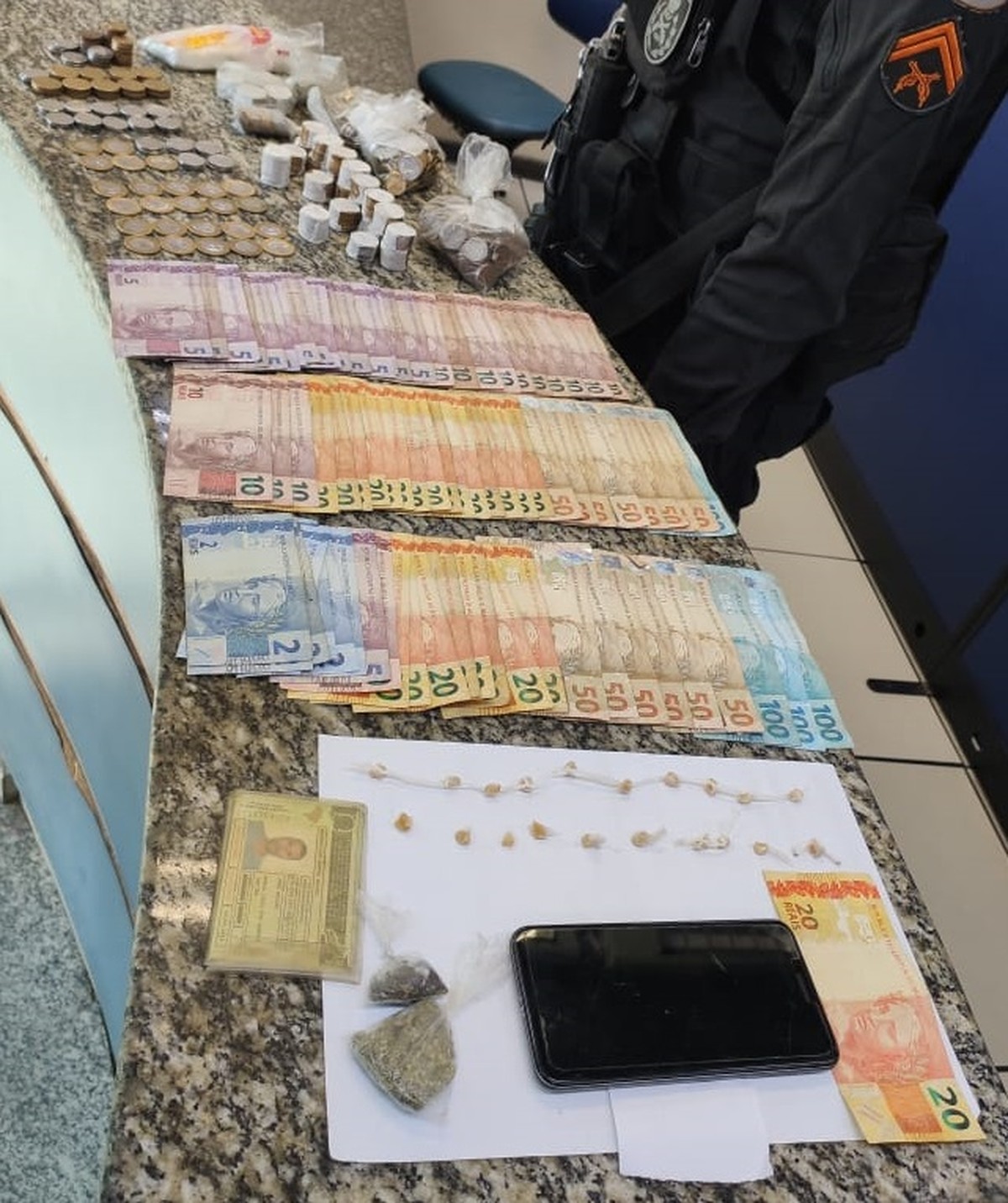 Homem é Preso Por Tráfico De Drogas E Tenta Subornar Pm Em Barra Mansa