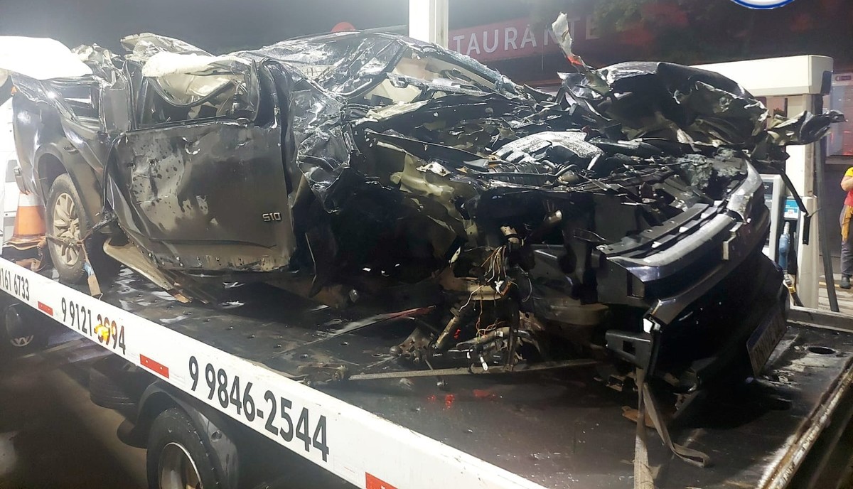 Caminhonete fica destruída e motorista sobrevive após batida com caminhão na BR-354 | Centro ...