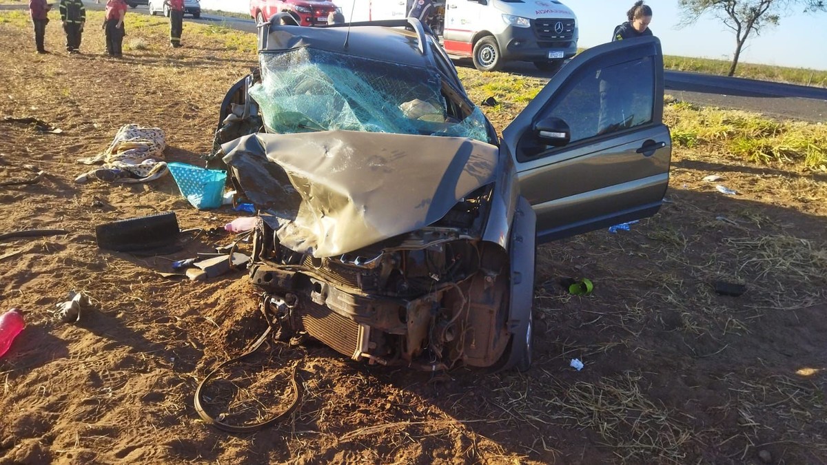 Homem morre e duas pessoas ficam feridas após batida entre carros no oeste da Bahia | Bahia | G1