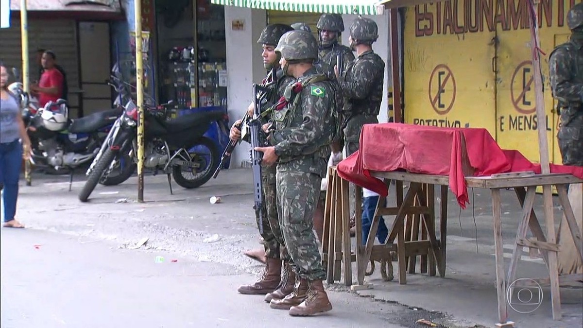 Exército faz operação com 800 militares na Maré para cumprir um mandado ...