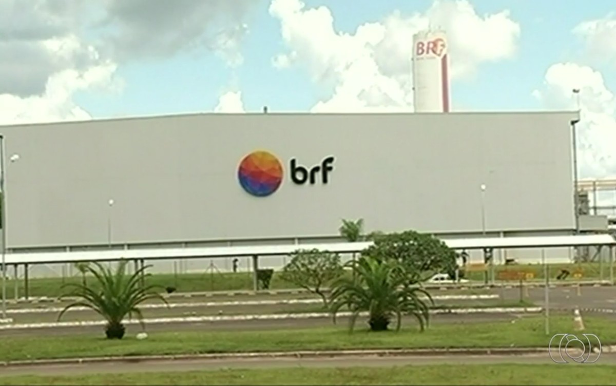 Após adiar retomada das atividades, BRF volta a funcionar parcialmente ...