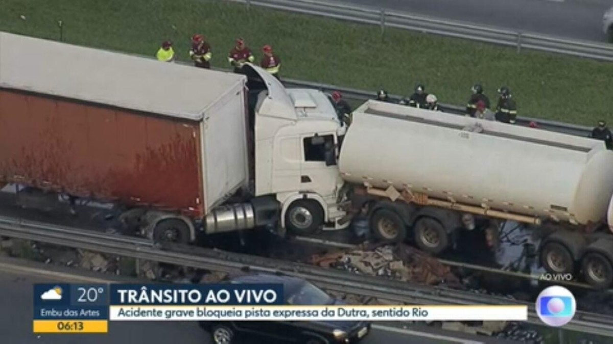 Acidente entre 4 caminhões bloqueia por mais de 3 horas pista expressa da Rodovia Presidente ...