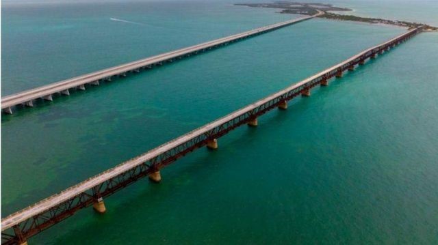 A 'estrada flutuante' que atravessa 44 ilhas e mudou para sempre a ...