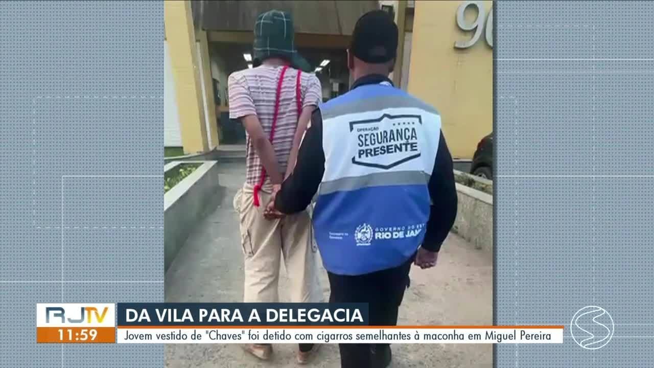 Jovem fantasiado de Chaves é detido com drogas em Miguel Pereira | G1