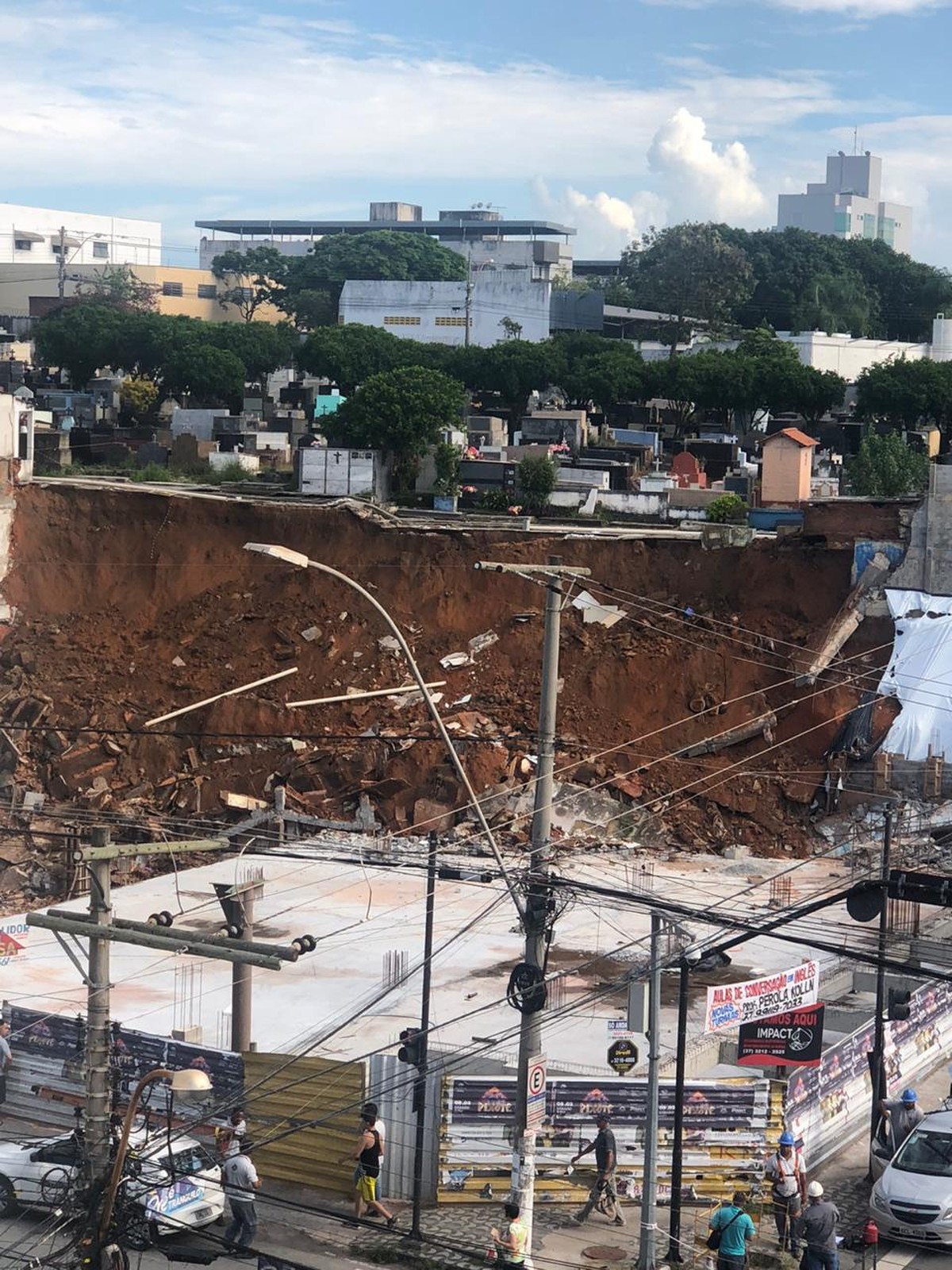 Muro de cemitério desaba em Divinópolis; vários jazigos foram atingidos ...