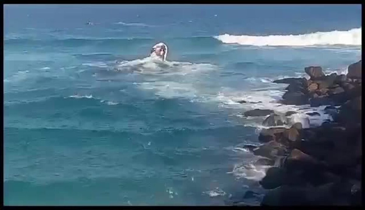 Barco vira ao tentar cruzar ondas no Quebra-mar, na Barra; VÍDEO | Rio ...