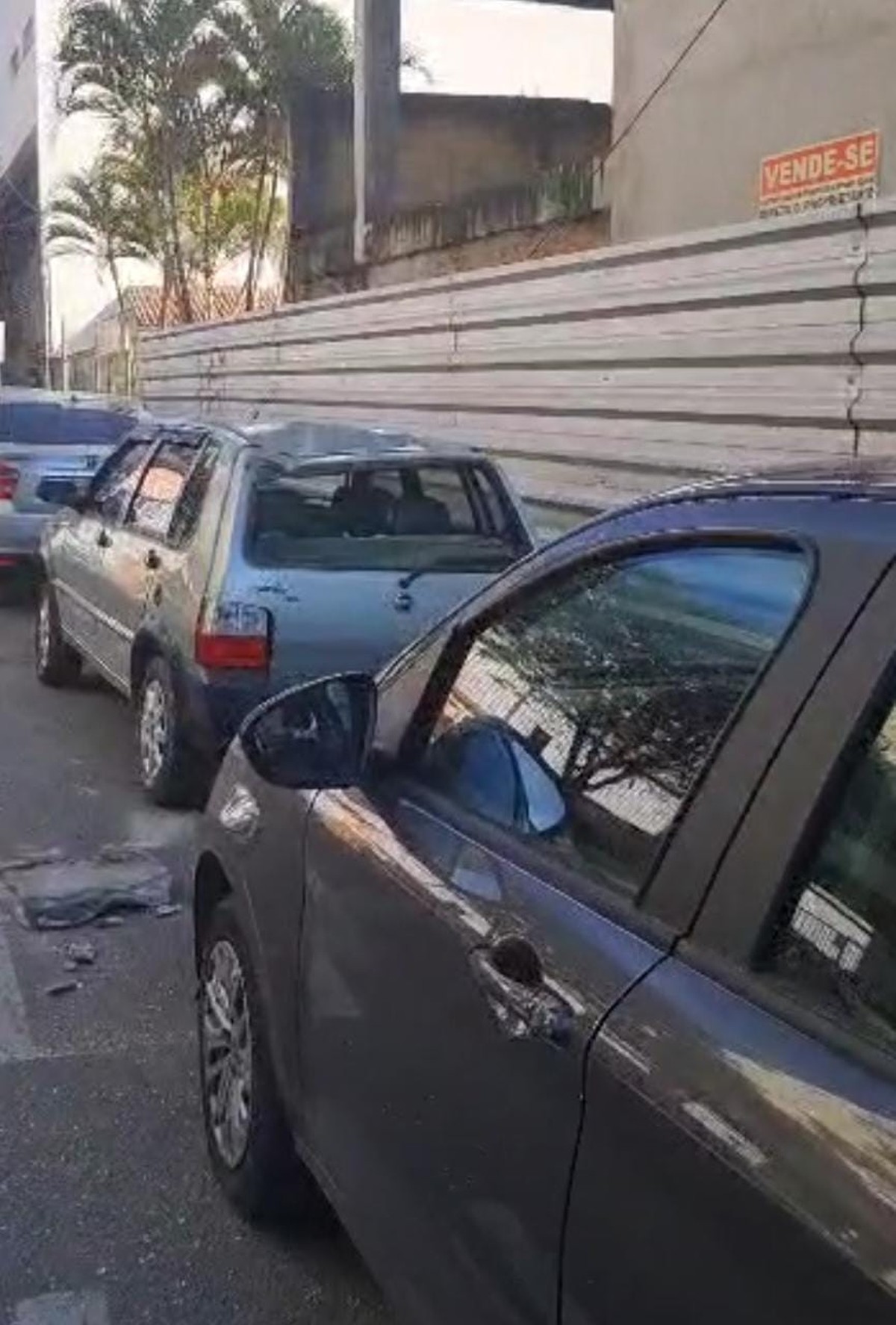 Reboco de prédio com obra parada desaba e atinge dois carros em Resende ...