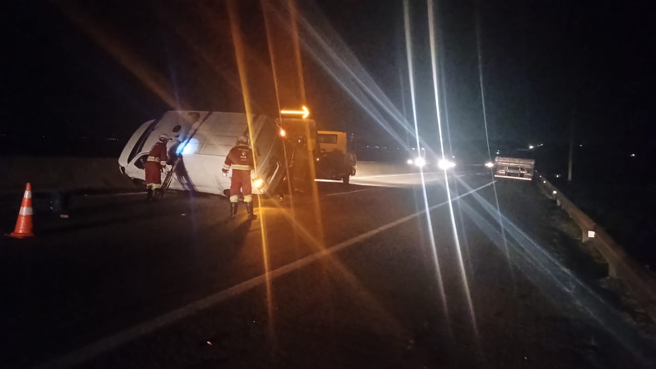 Mulher morre atropelada por caminhão após tentar atravessar a Dutra em Taubaté