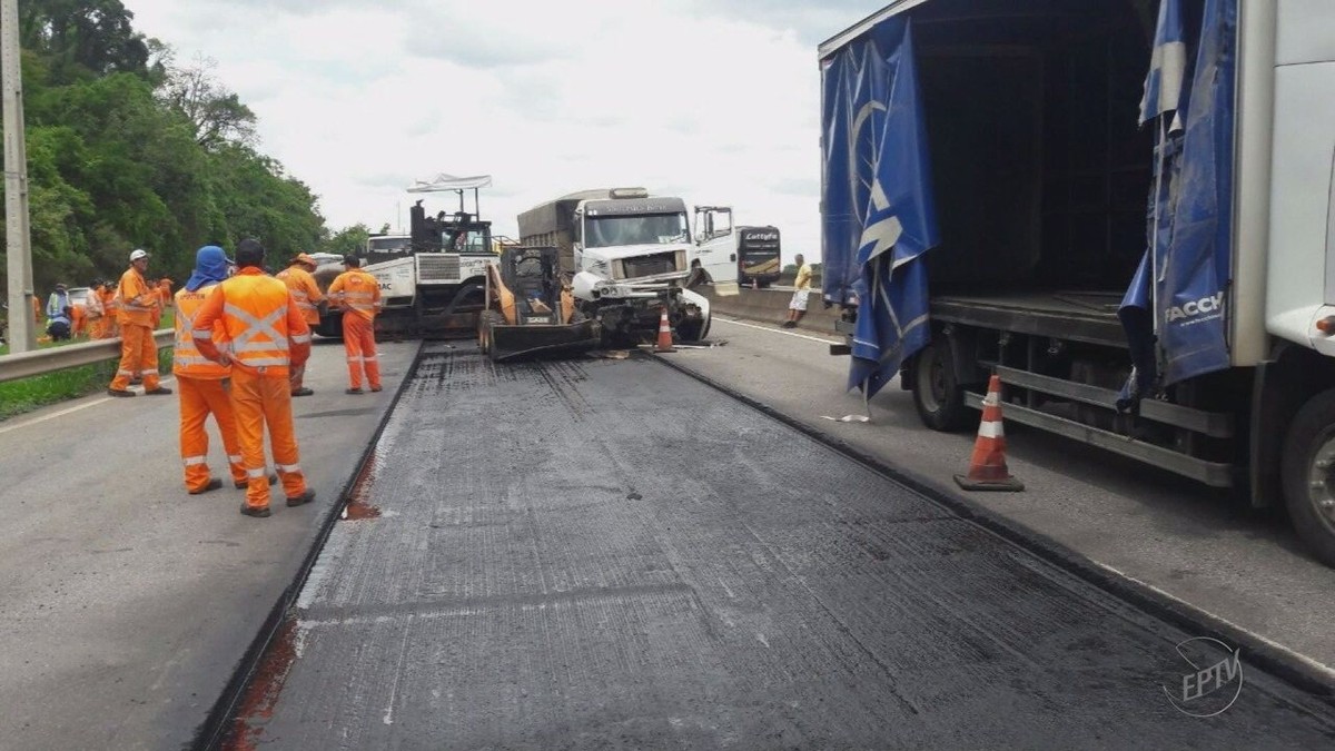 Acidente entre carretas e máquinas deixa trabalhadores feridos na Fernão Dias | Sul de Minas | G1