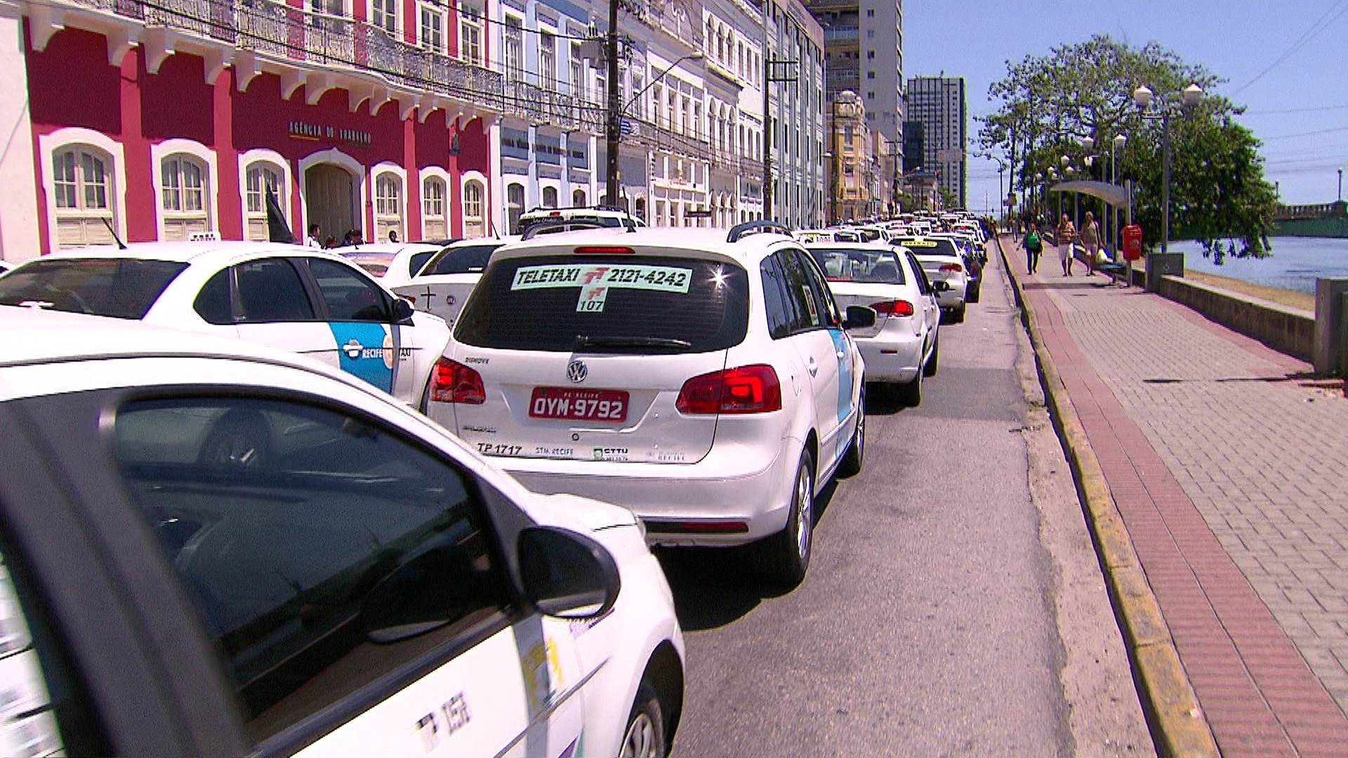Táxis do Recife são autorizados a usar bandeira 2 durante o carnaval