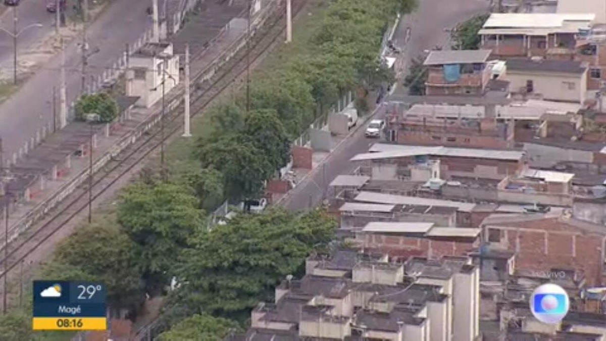 Criminosos do Complexo de Israel erguem muros e ocupam calçada em ...