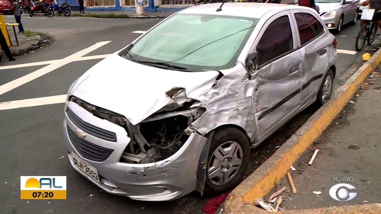 VÍDEO: VLT atinge carro que passava pela linha férrea na Levada, em ...