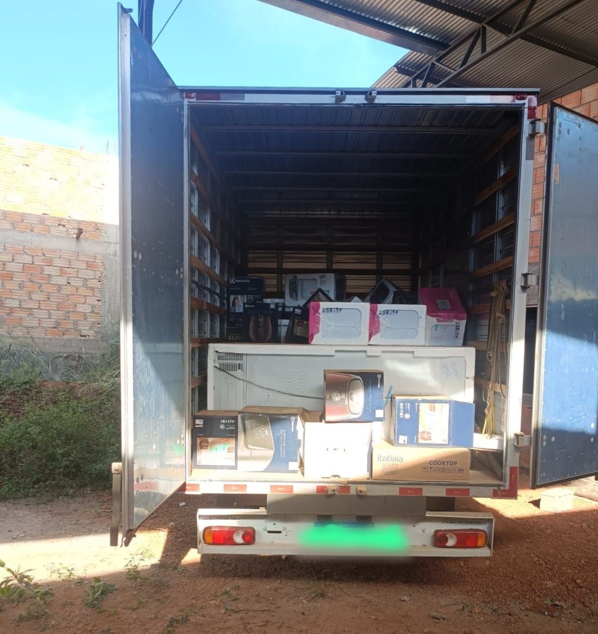 TV, celular e ar-condicionado: parte de carga furtada avaliada em meio ...