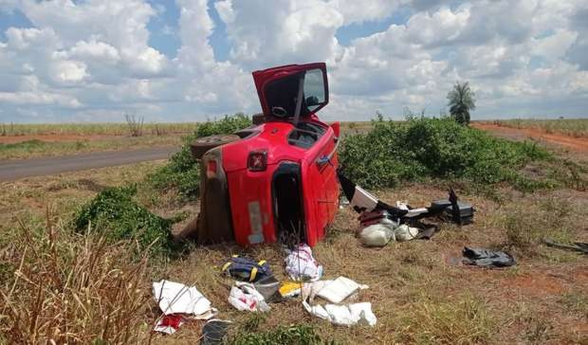 Idosa morre e motorista fica ferido após carro capotar em rodovia de MS | Mato Grosso do Sul | G1