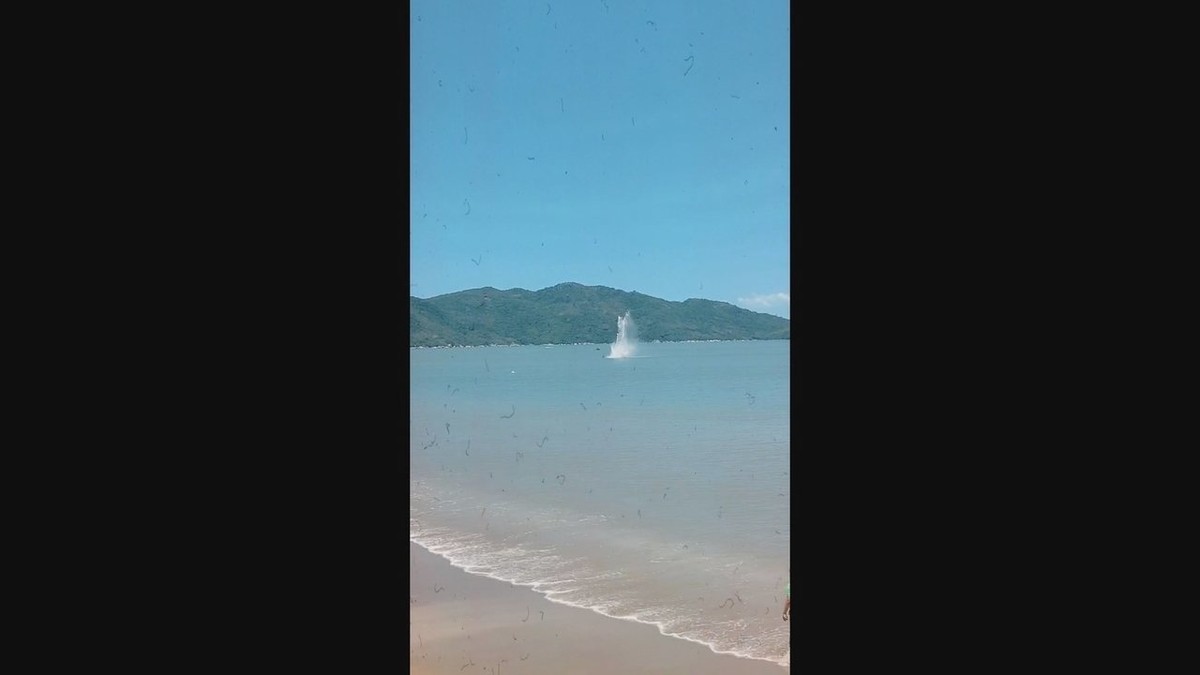 Aeronave faz pouso forçado no mar em praia de SC; VÍDEO | Santa ...