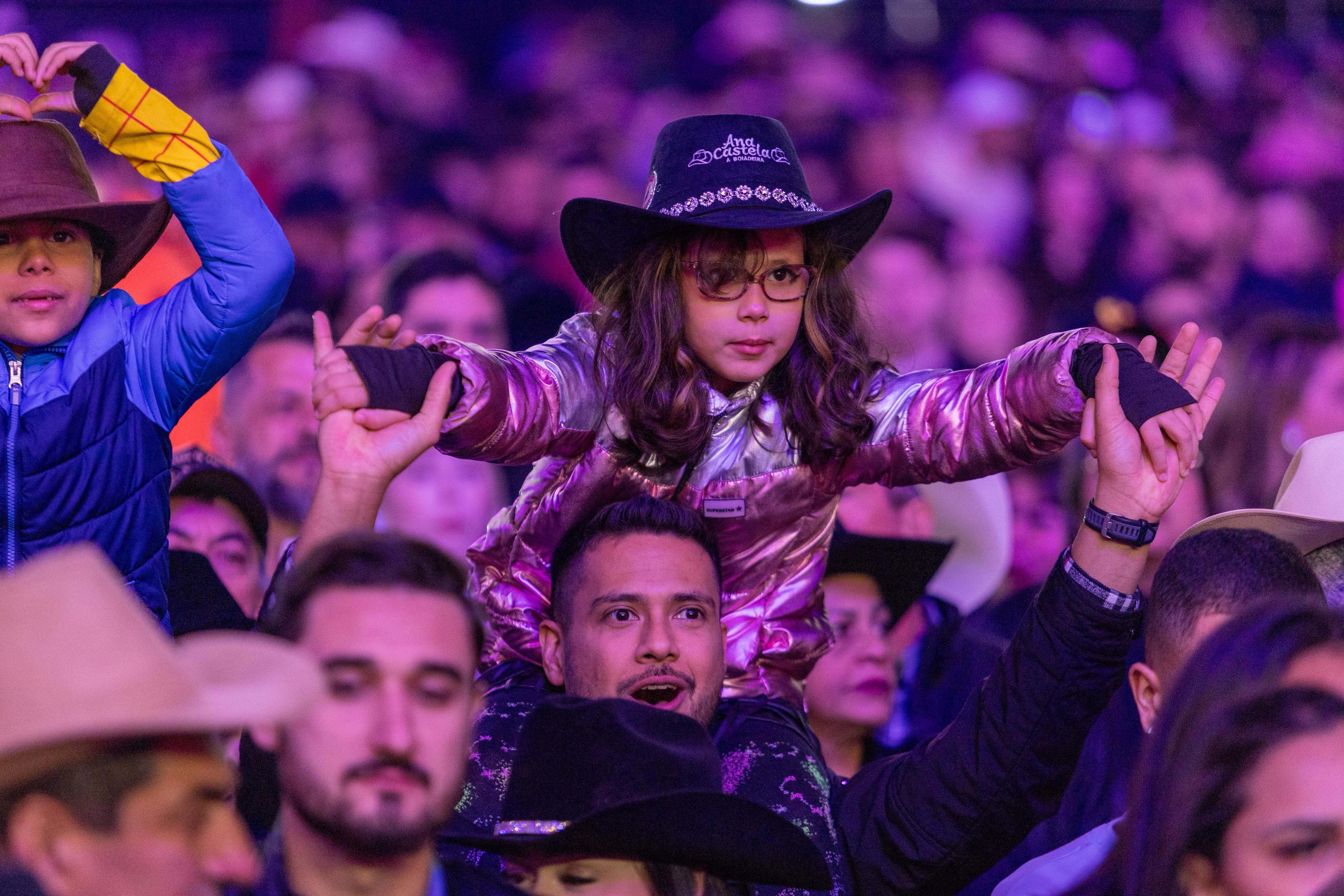 Ana Castela esquenta ‘mar’ de adultos e crianças em Americana