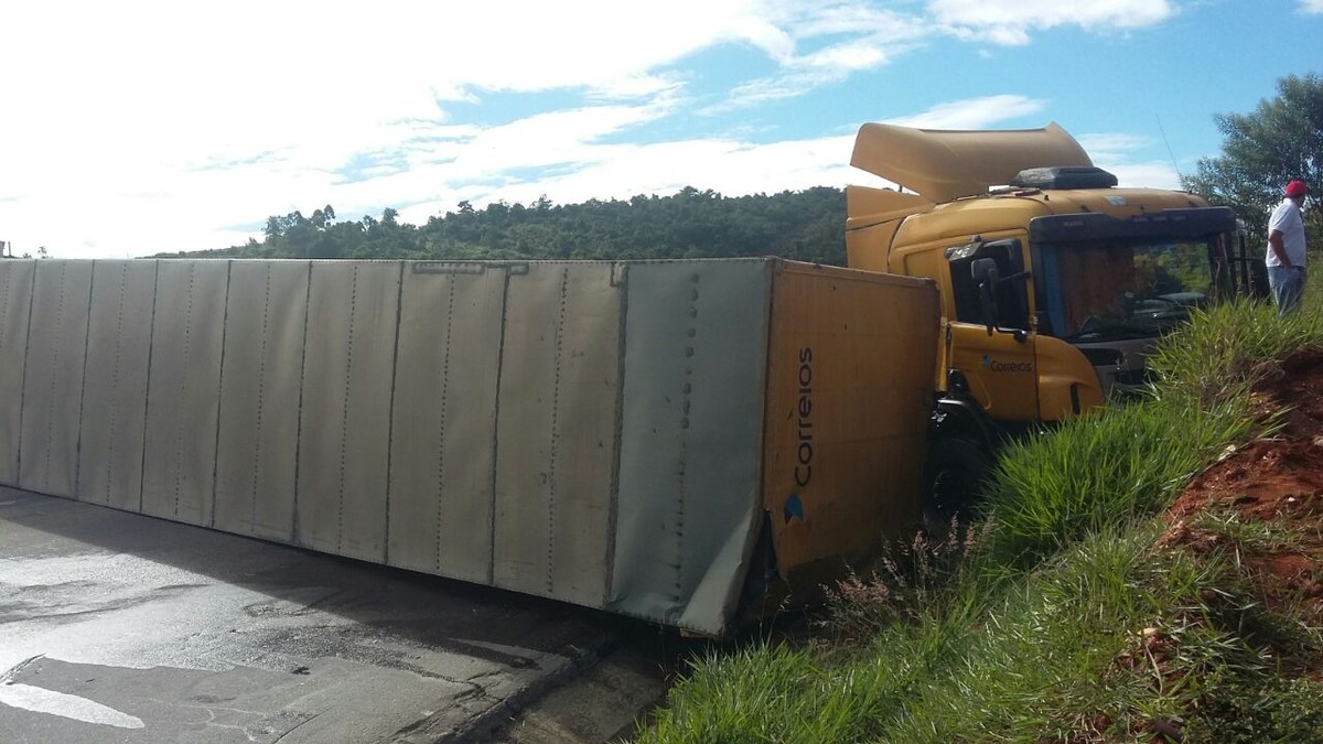 Carreta dos Correios tomba e interdita trânsito na BR-116, próximo a Catuji | Vales de Minas ...