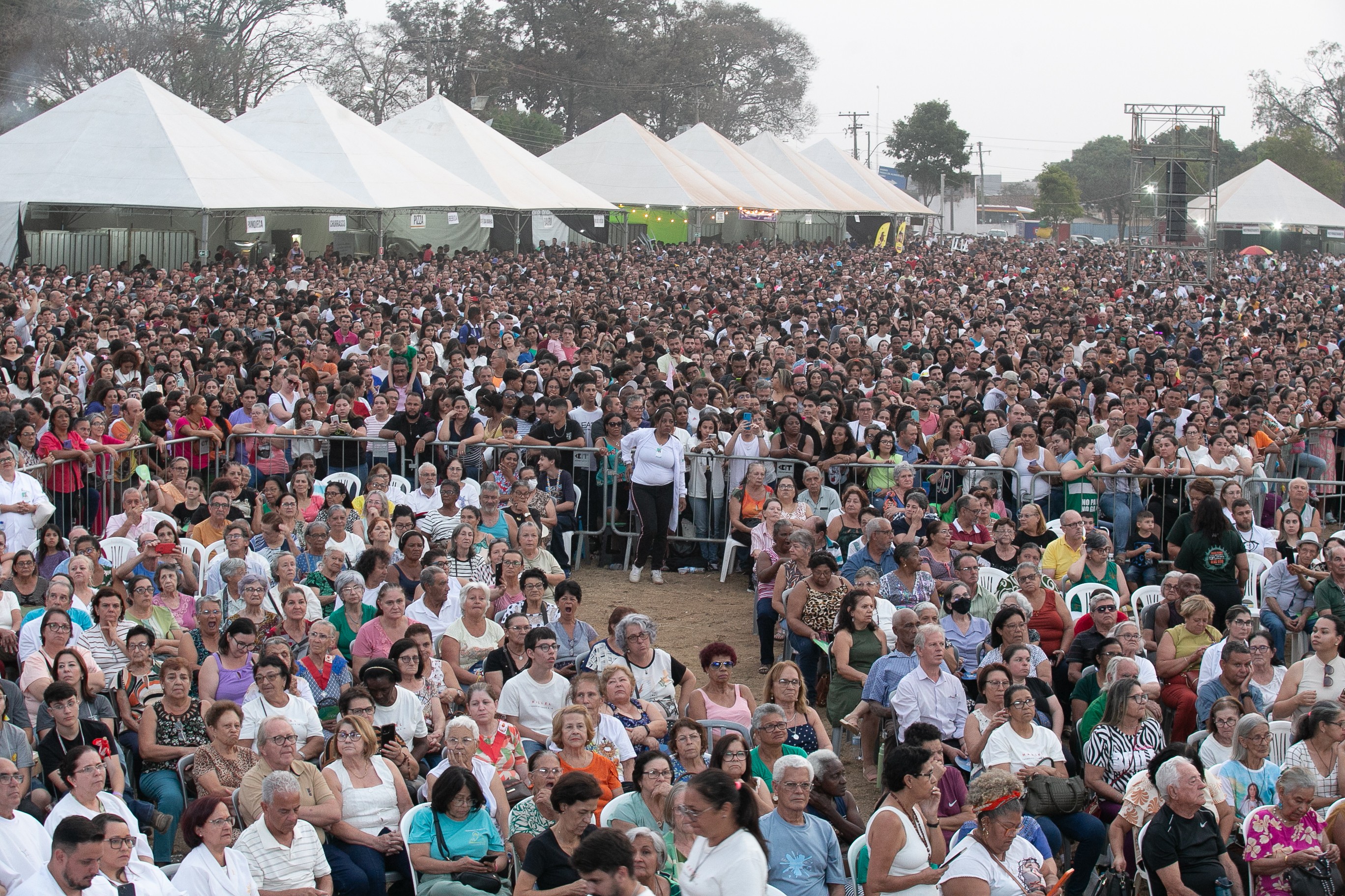 Pedido por fim das queimadas, água e sorvete contra calor e missa com ...