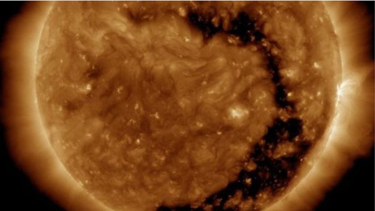 O que é o imenso ‘buraco’ que a Nasa encontrou no Sol e o que ele pode ...