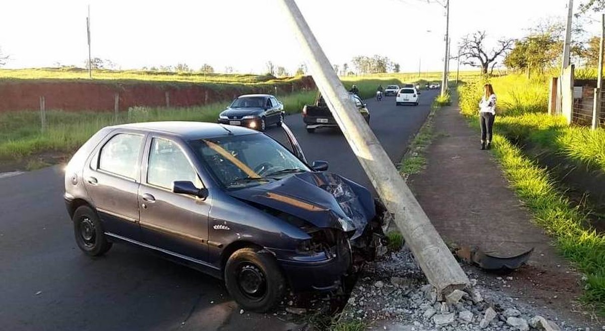 Motorista Bate Carro E Derruba Poste Em Estrada De São Carlos São