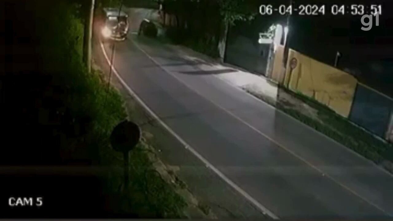 VÍDEO: Acidente entre micro-ônibus e carro deixa um morto e dois feridos em Santa Branca, SP ...