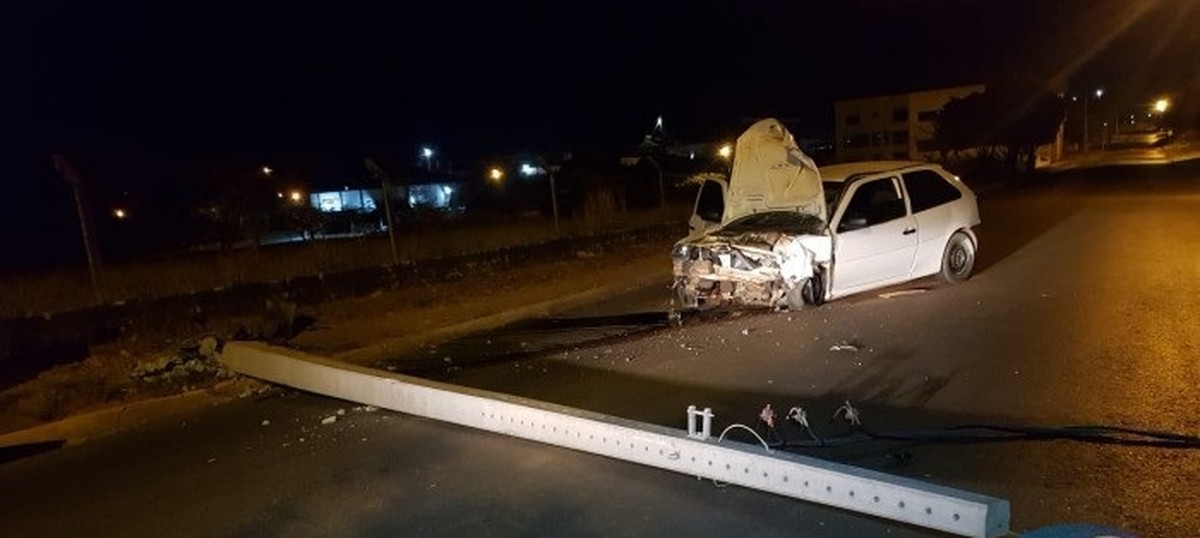 Motorista dorme ao volante e arranca poste de energia ao bater carro em MT | Mato Grosso | G1